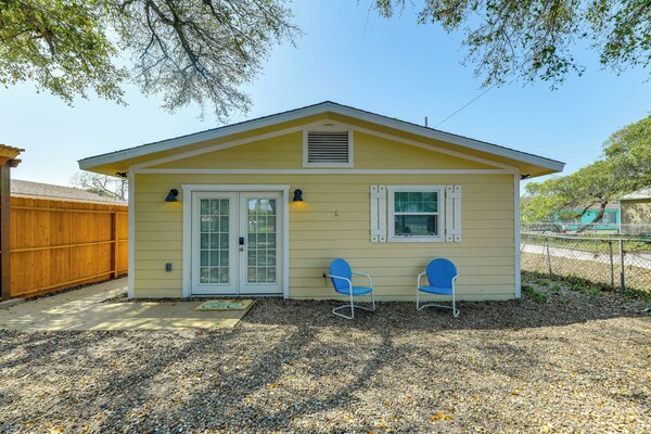 Walk To Pier & Dining: Central Rockport Cottage - Bayside, TX