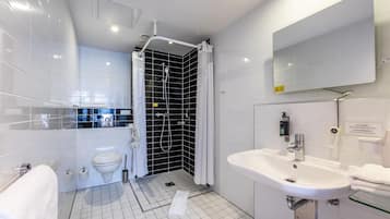 Quarto casal, chuveiro com barras de apoio | Banheiro acessível