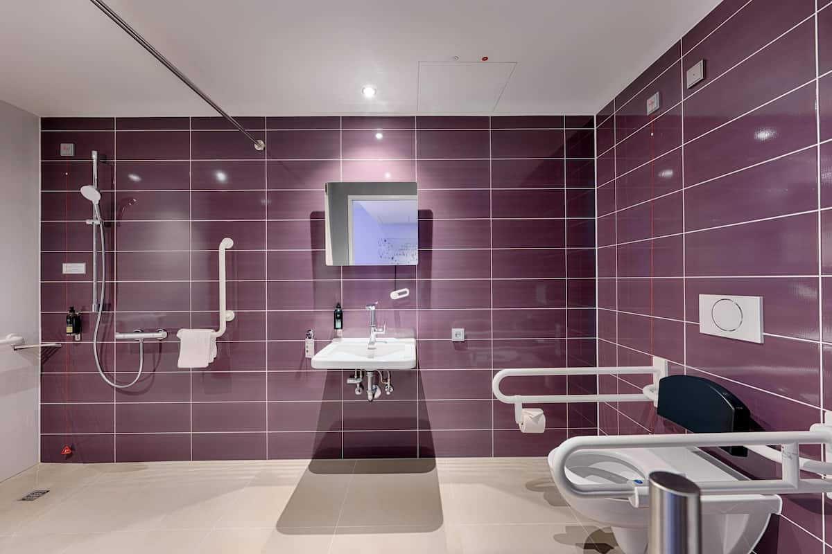 Quarto Twin, polibã adaptado para cadeiras de rodas | Casa de banho acessível para cadeiras de rodas