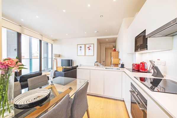 Apartamento em Condomínio Fechado, 2 quartos, varanda, Vista para a cidade | Sala de estar
