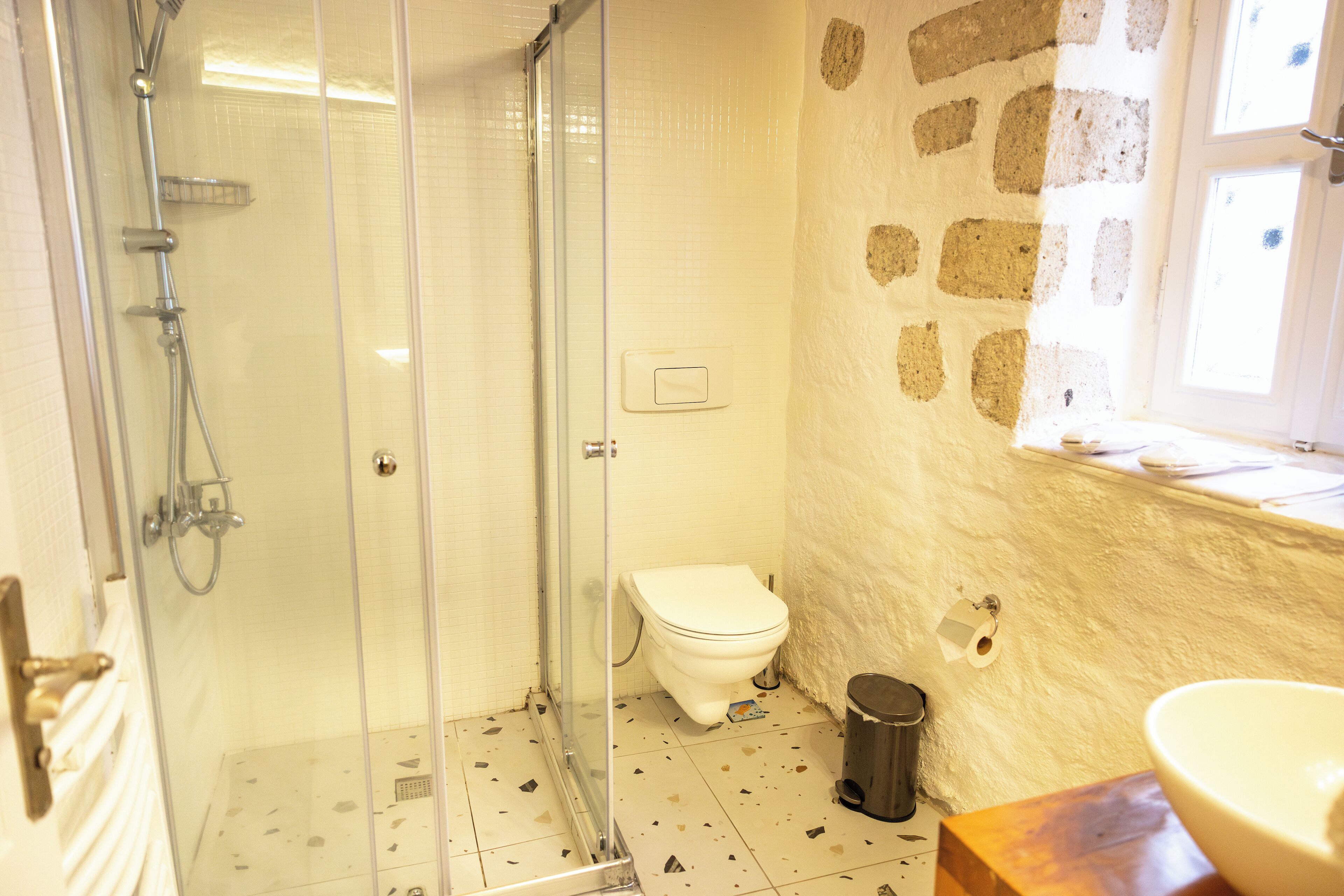 Quarto Comfort | Casa de banho | Um polibã, artigos de higiene pessoal grátis, um secador de cabelo 