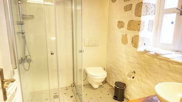 Quarto conforto | Banheiro | Chuveiro, produtos de toalete grátis, secador de cabelo, chinelos
