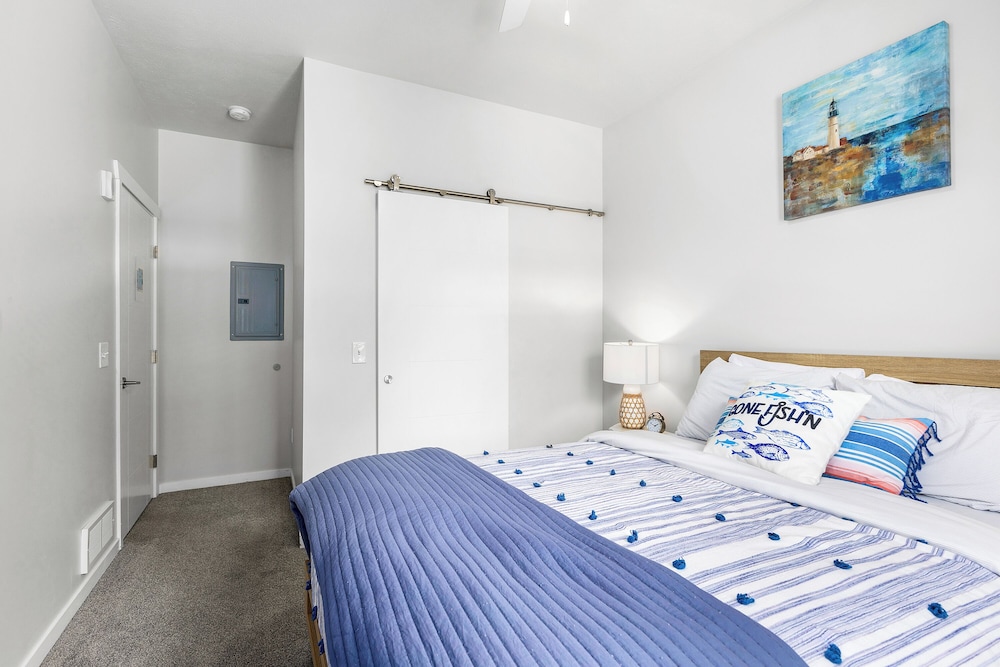 Cozy Nautical Themed 2-bedroom condo with AC in charming Traverse City ...