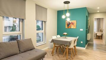 Apartamento, 2 quartos | Sala de jantar