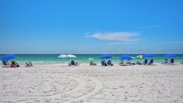 Na praia, praia de areia branca