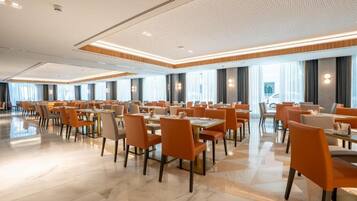 Café da manhã com buffet todos os dias mediante uma taxa