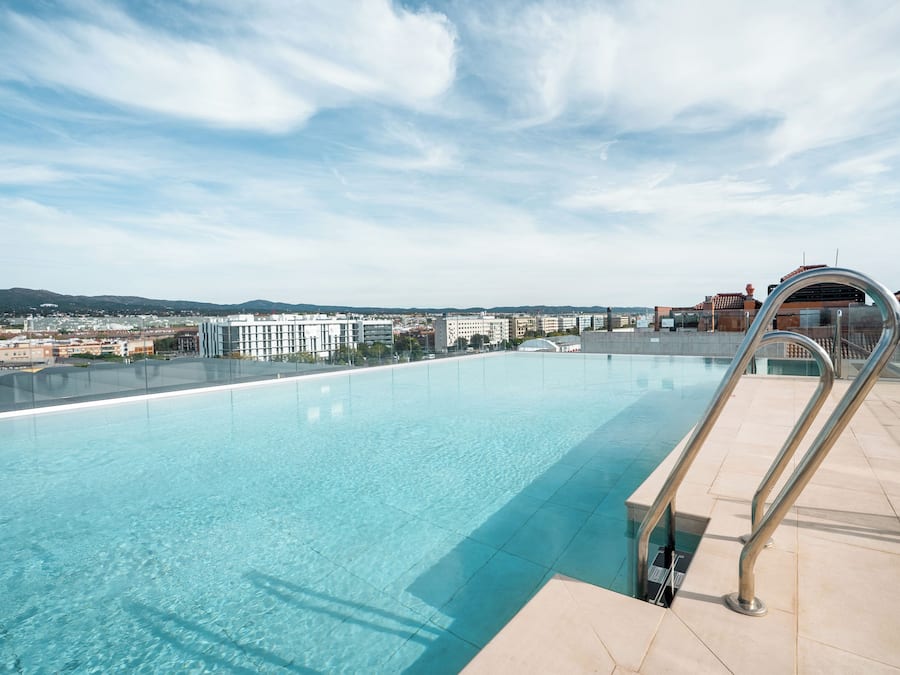 Piscina externa sazonal, guarda-sóis, espreguiçadeiras