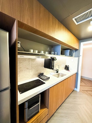Quarto duplo superior, vista para a cidade | Cozinha privada | Geladeira, micro-ondas, cooktop, máquina de café expresso