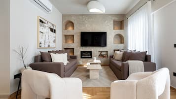 Apartamento Familiar, varanda, Vista para a cidade | Sala de estar | Smart TV de 50 polegadas com canais digitais, lareira