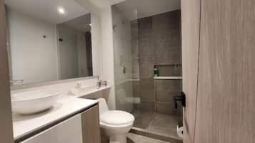 Apartamento, varanda | Casa de banho | Um secador de cabelo, toalhas fornecidas, sabão, champô