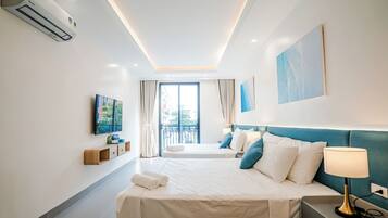 Suíte estúdio superluxo, sacada, vista para a cidade | Escrivaninha, quartos à prova de som, ferros/tábuas de passar roupa