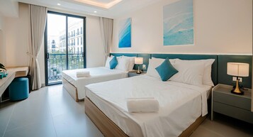 Quarto Duplo ou Twin Deluxe, varanda, Vista para a cidade | Casa de banho | Um polibã e uma banheira separados, um secador de cabelo, chinelos 