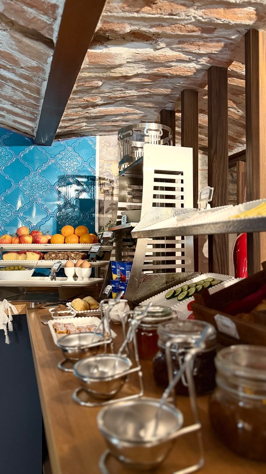 Uma cozinha com diversos alimentos e utensílios.