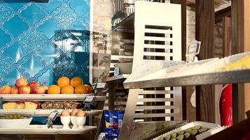 Uma cozinha com diversos alimentos e utensílios.