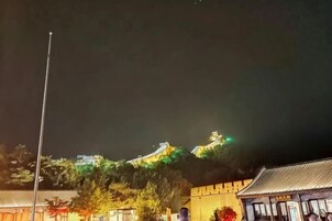 Um edifício tradicional com telhado inclinado e um mastro em frente.