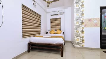 Quarto casal luxo, vista para a cidade | Escrivaninha, ferros/tábuas de passar roupa, Wi-Fi de cortesia