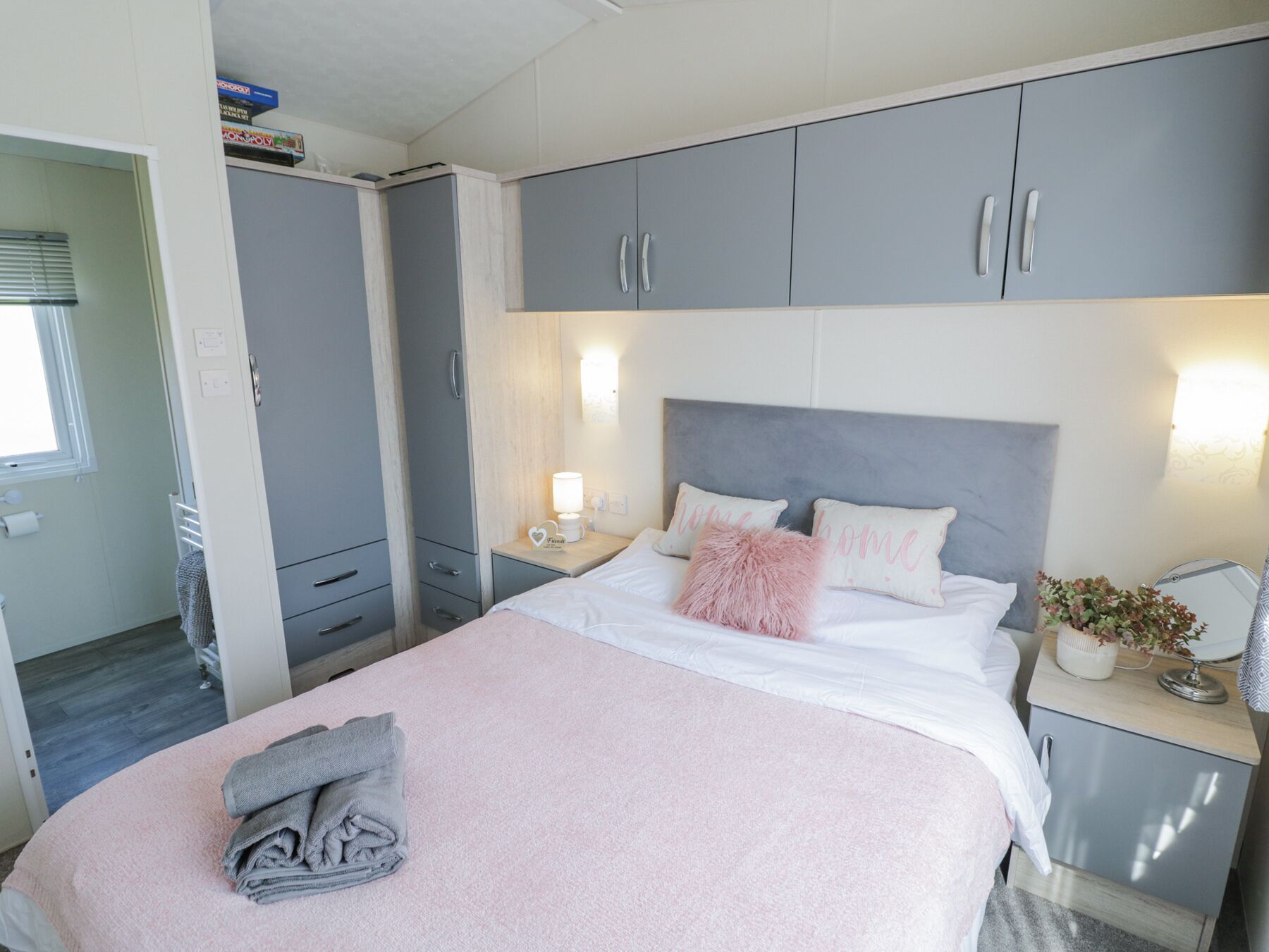 2 quartos, com decoração personalizada, com mobília individualizada 