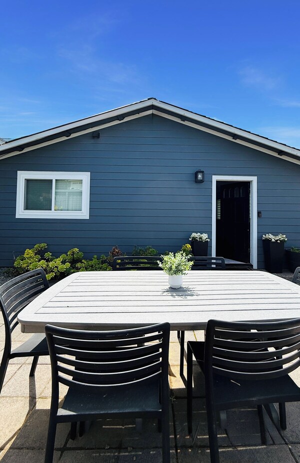 Charming 2-bedroom Cottage Less Than One Mile To Montara Beach - Moss Beach, CA