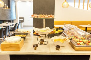 Café da manhã com buffet grátis todos os dias