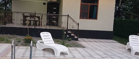 Quarto quádruplo conforto, vista para o jardim | Piscina particular