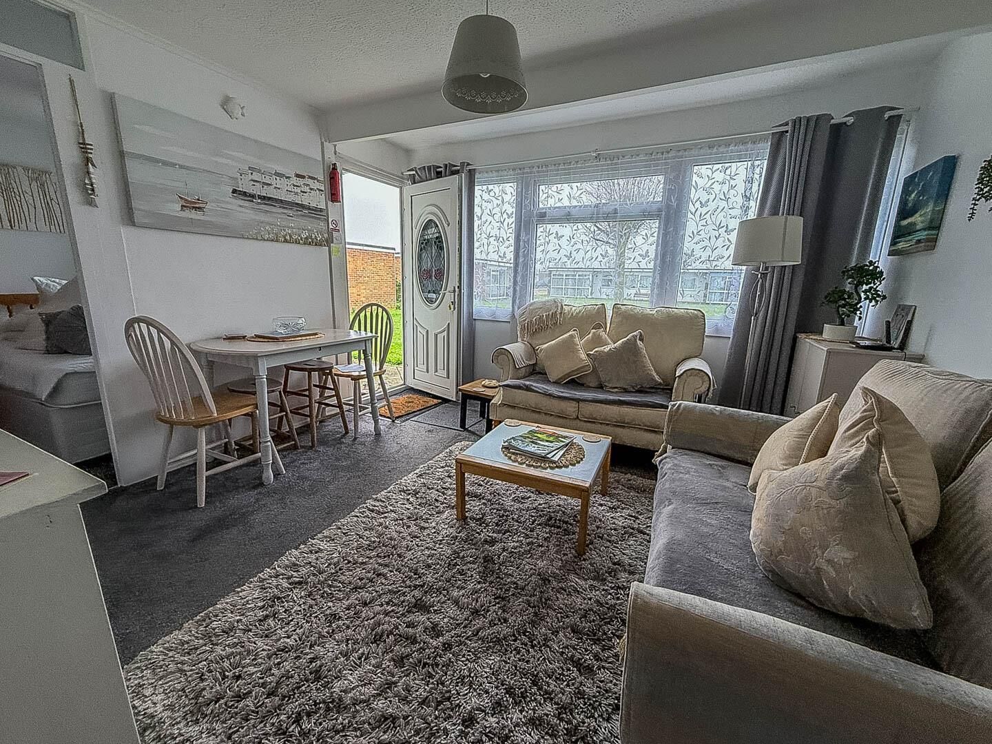 Lovely Seaside Chalet, Close To Hemsby Beach Ref 83073s - Hemsby