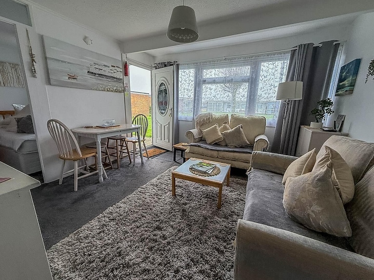 Lovely Seaside Chalet, Close To Hemsby Beach Ref 83073s - Hemsby