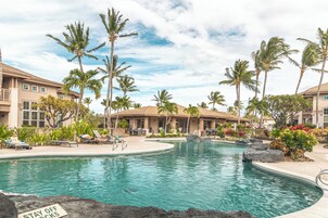 2 piscinas exteriores, guarda-sóis, espreguiçadeiras