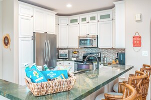 Casa de Férias, 3 quartos, lanai (alpendre havaiano), vista para o jardim | Cozinha privada | Uma cafeteira/bule, uma chaleira elétrica, uma torradeira