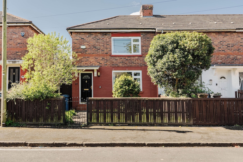Long Stay 3br House With Parking - Salford