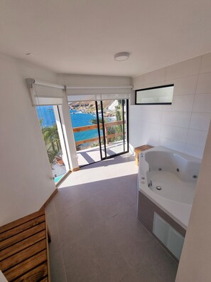 Suite Deluxe, vista para o mar | Banheira de hidromassagem privativa