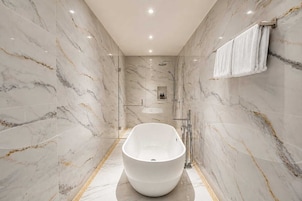 Suite Royal | Casa de banho | Artigos de higiene pessoal grátis, um secador de cabelo, roupões 
