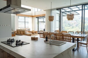 Vila luxo, vista para a montanha | Espaço de cozinha compartilhada | Geladeira grande, micro-ondas, fogão, cooktop