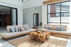 Vila luxo, vista para a montanha | Área de estar | TV de tela plana