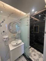 Um secador de cabelo, roupões, chinelos, toalhas fornecidas 