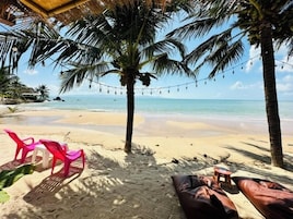 Na praia, praia de areia branca, espreguiçadeiras