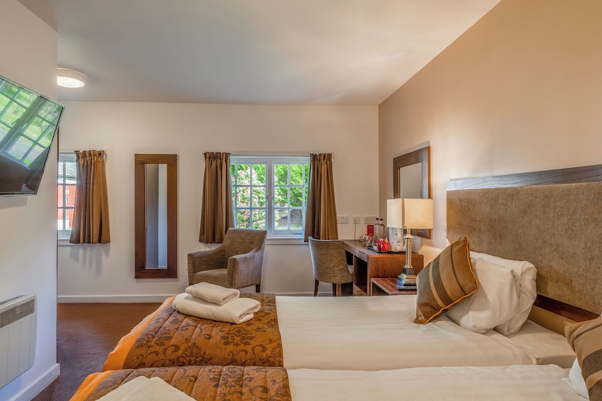 Historic Stay W/ Cozy Ambiance | Surrounded By Scenic Trails, Breakfast Included - 鴨巴甸郡