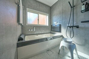 Vila superluxo, vista para a piscina | Banheiro | Produtos de toalete grátis, secador de cabelo, chinelos 