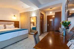 Quarto casal superior, ar-condicionado, vista para a cidade | Restaurante