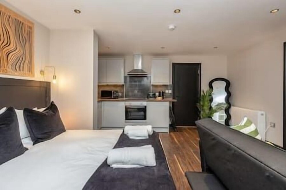 Studio by the Sea (close proximity to beach front & centre of town ...