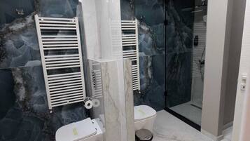 Apartamento Familiar | Casa de banho | Um polibã, um secador de cabelo, roupões, chinelos