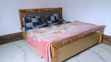 Quarto casal luxo | Roupas de cama premium, frigobar (abastecido com alguns itens grátis)