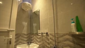 Quarto casal luxo, vista para o deserto | Banheiro | Chuveiro, produtos de toalete grátis, toalhas de banho, sabonete