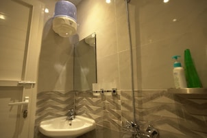Quarto casal luxo, vista para o deserto | Banheiro | Chuveiro, produtos de toalete grátis, toalhas de banho, sabonete