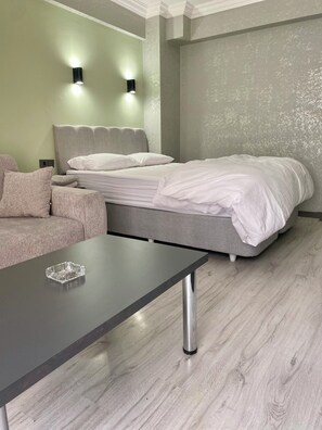 Apartamento Clássico em Condomínio Fechado, varanda | Roupa de alta qualidade, secretária, Wi-fi grátis 