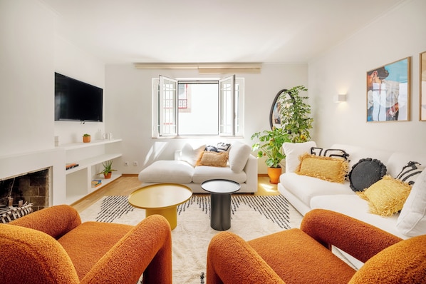 Apartamento, ao lado da praia | Área de estar | TV de tela plana