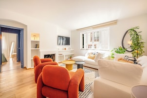 Apartamento, junto à praia | Sala de estar | TV de ecrã plano