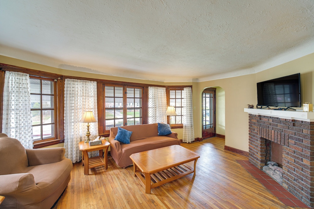 Home 2 Mi To Lakewood Park & Solstice Steps! - Ohio