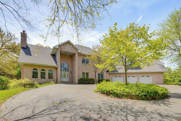 Relaxing Sauna: Hoffman Estates Villa In Elgin! - Barrington, IL