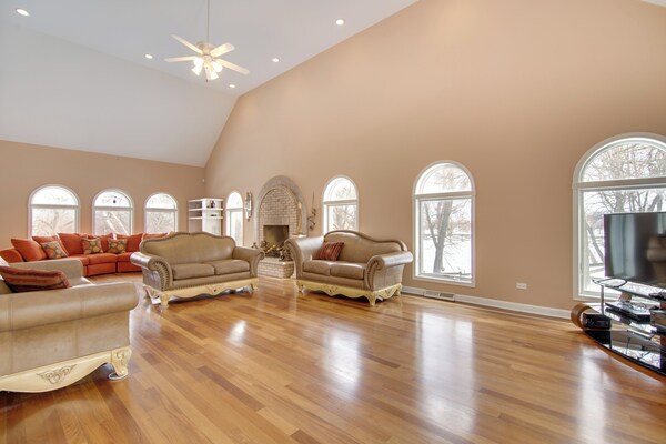 Hot Tub & Sauna: Hoffman Estates Villa In Elgin! - Hoffman Estates, IL