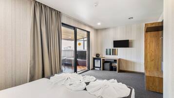 Quarto Deluxe, banheira de hidromassagem grande, vista para o rio | Roupa de alta qualidade, cofre no quarto, cortinas/cortinados opacos